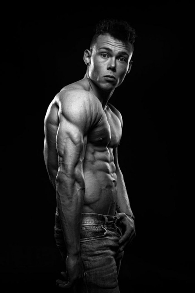 هذا الولد وزنه 107 كلغ. أطلق عليه رفاقه اسم (البقرة السمينة). ولكن بعد ...